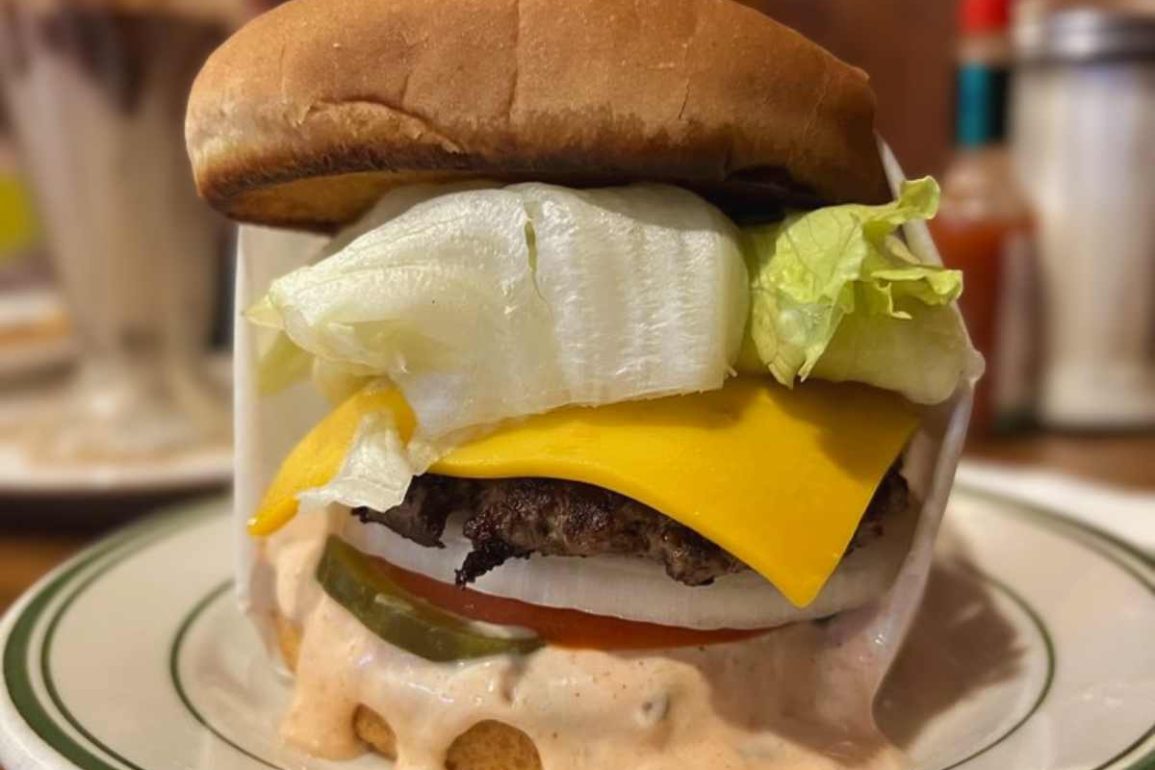 How This CUTE Mom and Pop Burger Spot Won Locals' Hearts in Pasadena ...